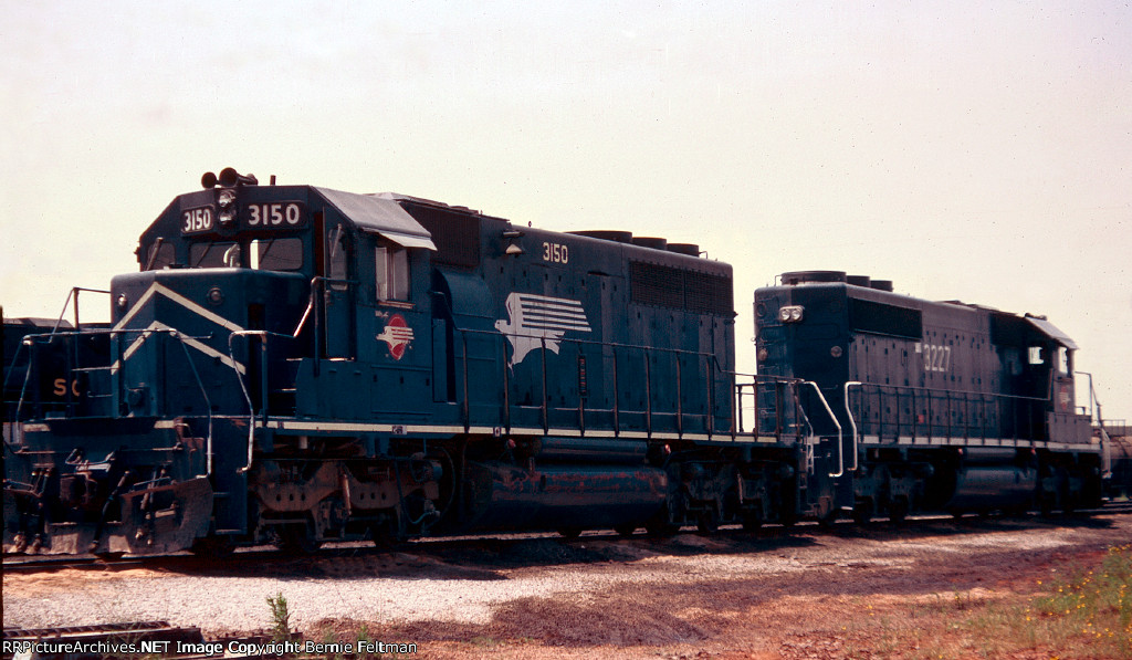 Missouri Pacific SD40-2's #3150 & 3227 in Sheffield Yard